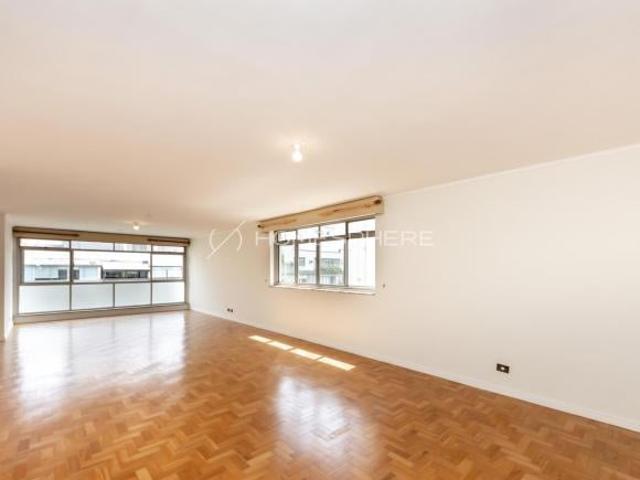 Apartamento um por andar, no coração dos jardins. Área de 210m2, 3 dormitórios e duas vagas de garag