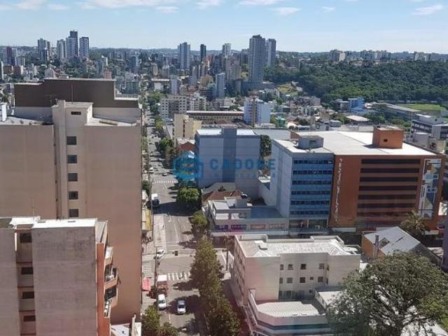 Apartamento um por andar no bairro Centro