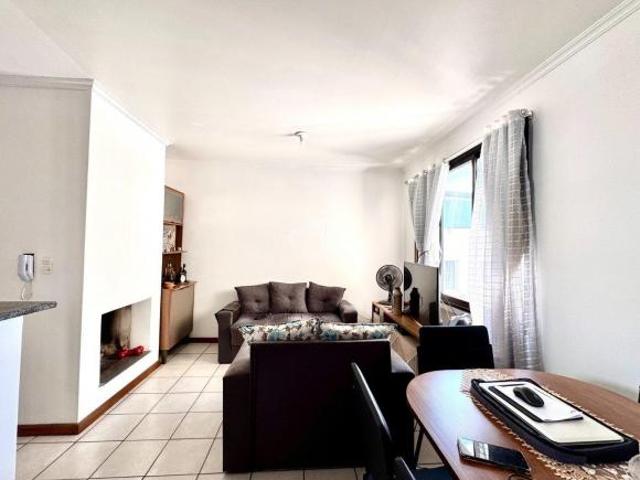 Apartamento um quarto, com lareira, churrasqueira e uma vaga