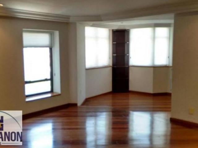 Apartamento vago no centro com 300 m² de área útil, 4 dormitórios suíte, sala anexa a uma ampla va