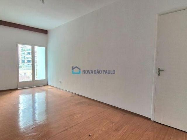 Apartamento vago com vaga de garagem, andar mediano na vila Madalena!