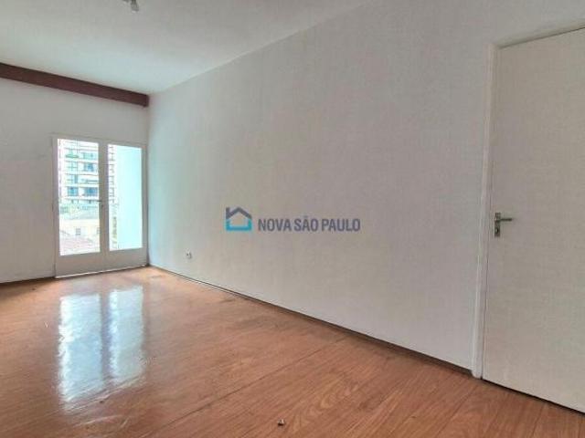 Apartamento vago com vaga de garagem, andar mediano na vila Madalena!