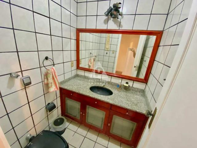 Apartamento à venda a uma quadra da praia de Copacabana!