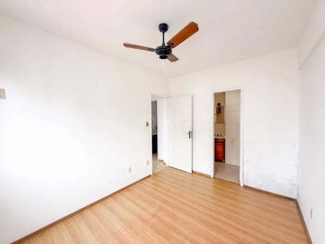 Apartamento à Venda com 03 Dormitórios, Sacada e 1 Vaga de Garagem no Centro de Balneário Camboriú