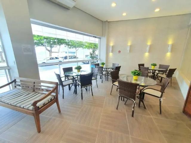 Apartamento à venda em edifício frente mar com 89m², duas suítes e vista para a Av. Brasil em Balneá