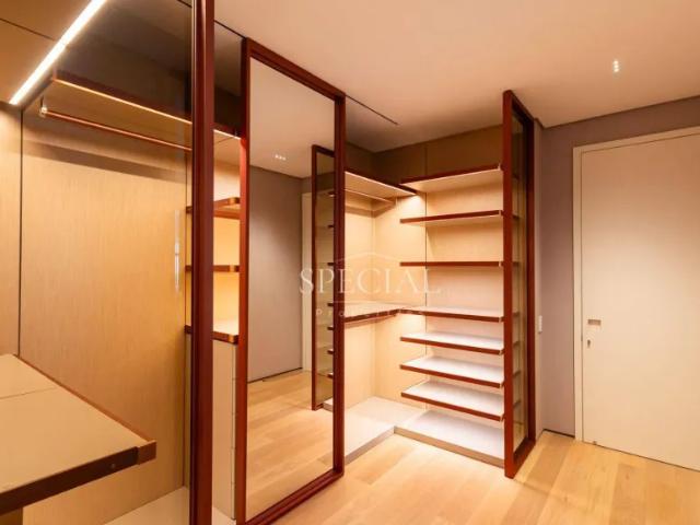 206 m², 2 suítes, 4 vagas – Apartamento mobiliado com vista verde no Alto de Pinheiros