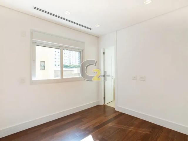 Apartamento á venda no Itaim Bibi, 4 suítes, 5 vagas dre garagem