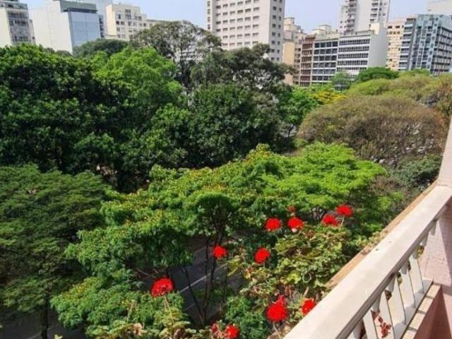 Apartamento vintage no Ed. Louvre na Av. São Luís