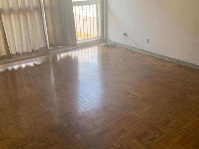 Apartamento vintage com varanda na Rua José Paulino