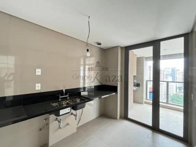 Apartamento Vila Nova Conceição 3 Dormitórios 3 Suítes 154m²