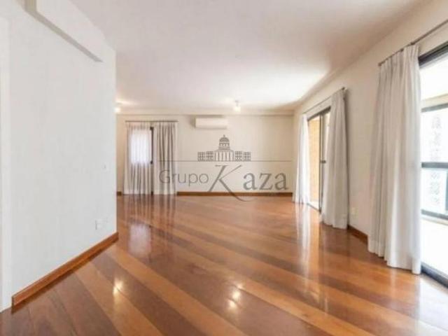 Apartamento Vila Uberabinha 3 Dormitórios 167m²