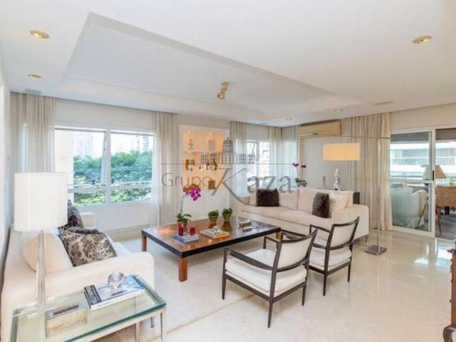 Apartamento Vila Uberabinha 4 Dormitórios 243m²