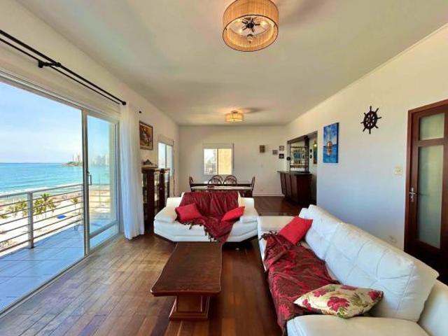 Apartamento à Beira Mar à Venda na Pitangueiras no Guarujá | QVista Inteligên.