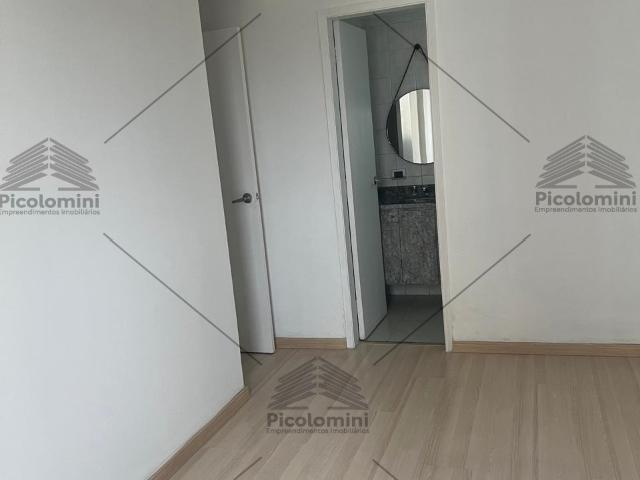 apartamento à locação está localizado em uma região privilegiada, próximo à Marginal do Tietê,no Tatuapé, proporcionando fácil acesso aos principais pontos da cidade. Com 3 dormitórios, sendo 1 suíte, e uma sala espaçosa com 2 ambientes e sacada, este imó