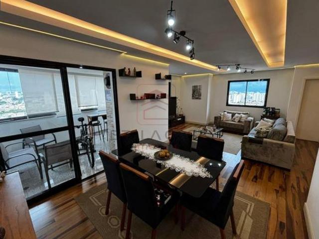 Apartamento à venda na Mooca sendo 3 suítes, 3 vagas e depósito