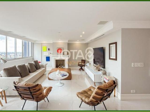 APARTAMENTO REFORMADO E ILUMINADO COM 3 QUARTOS NO ÁGUA VERDE
