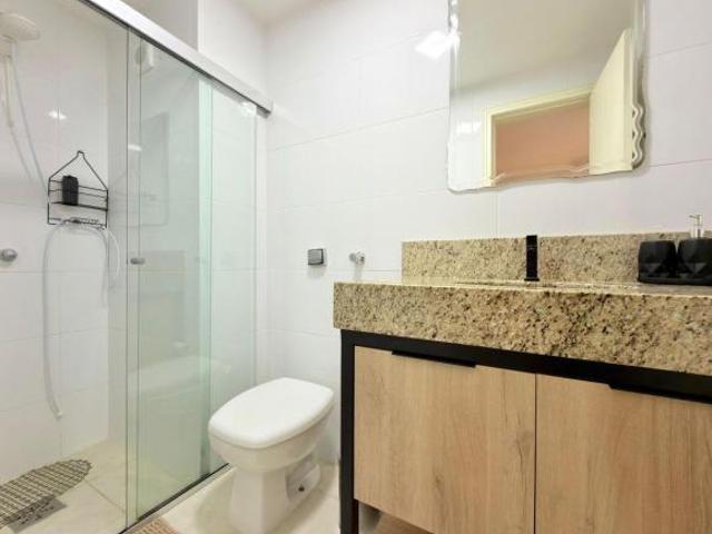 APARTAMENTO À VENDA NA BEIRA MAR DE CAPÃO!