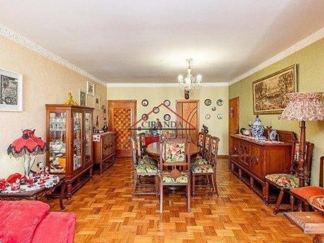 Apartamento Mobiliado com 3 Quartos, Piso de Tacos e Localização Privilegiada na Bela Vista