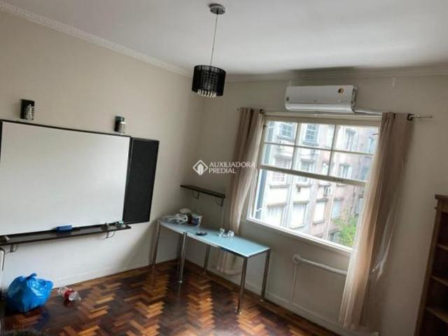 Apartamento a venda na Cidade Baixa de 2 dormitórios, com 75,68 m², living