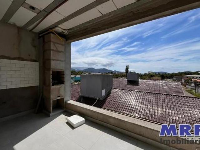 Apartamento à venda na Praia da Maranduba. Uma suíte. Varanda gourmet. Em obras
