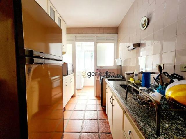 Apartamento a venda na praia da Enseada, 03 dormitórios, com 01 vaga, próximo da praia