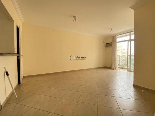 Apartamento à venda na Praia da Enseada com 3 suítes, varanda e 1 v