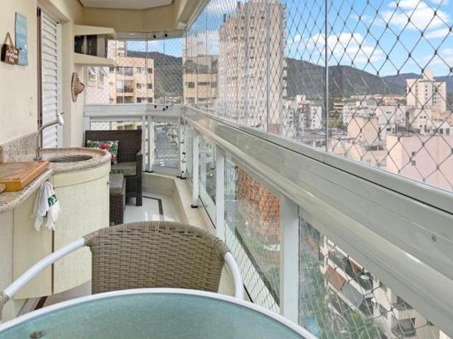 Apartamento à venda na praia da Enseada em Guarujá