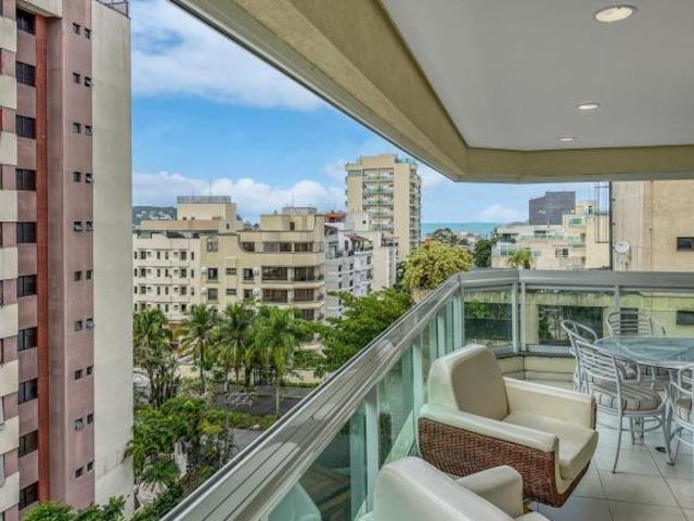 Apartamento à venda na praia da Enseada em Guarujá
