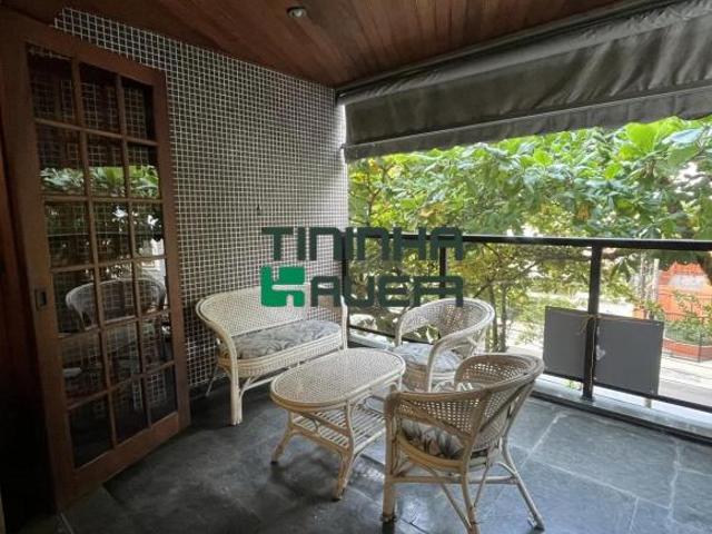 Apartamento à venda na Praia da Enseada, Varanda, 2 quartos sendo 1 suíte, Guarujá, SP