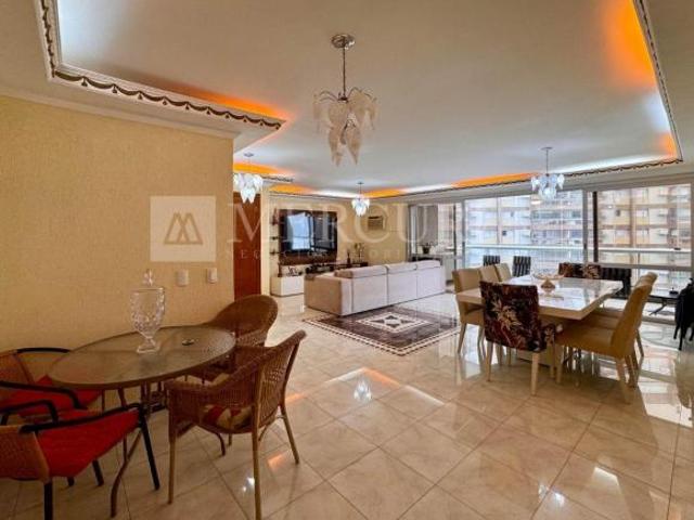 Apartamento à venda na Praia da Pitangueiras em Guarujá