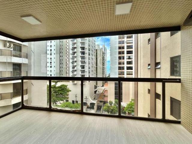 Apartamento à venda na Praia da Pitangueiras em Guarujá