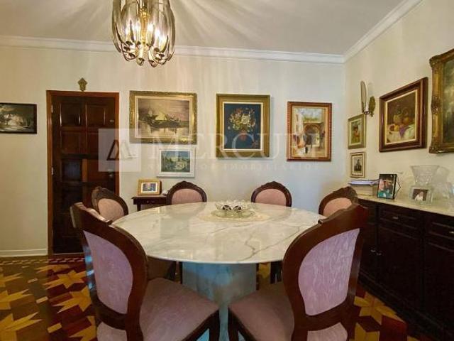 Apartamento à venda na Praia da Pitangueiras em Guarujá