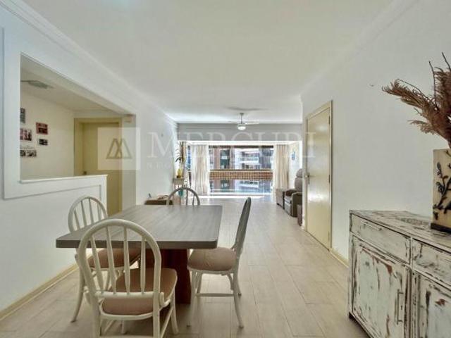 Apartamento à venda na Praia da Pitangueiras em Guarujá