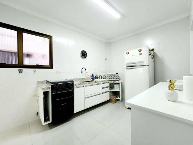 Apartamento a venda na praia das Astúrias, 02 dormitórios, com sacada e garagem