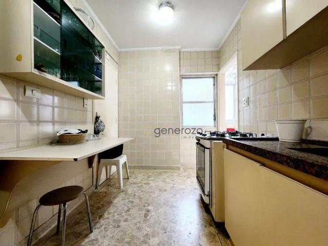 Apartamento a venda na praia das Pitangueiras, 02 dormitórios, com sacada e 01 vaga de garagem