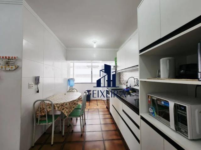 Apartamento a venda na praia das Pitangueiras, 02 dormitórios, sacada e garagem
