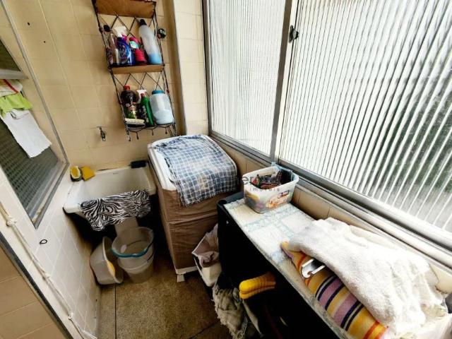 Apartamento a venda na praia das Pitangueiras, 02 dormitórios, sacada, 01 vaga de garagem
