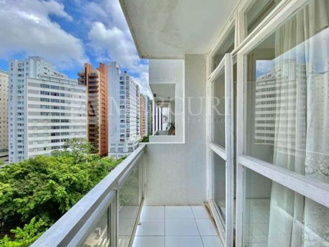 Apartamento à venda na Praia das Pitangueiras em Guarujá