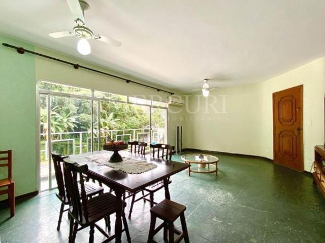 Apartamento à venda na Praia das Pitangueiras em Guarujá
