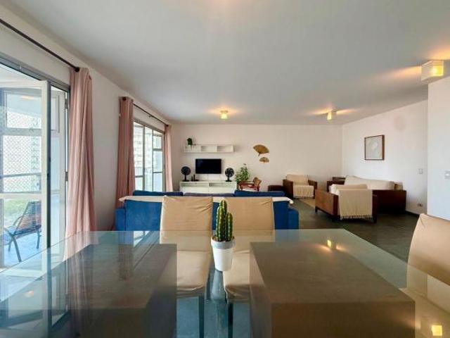 Apartamento à venda na praia das Pitangueiras no Guarujá I Omega Imoveis