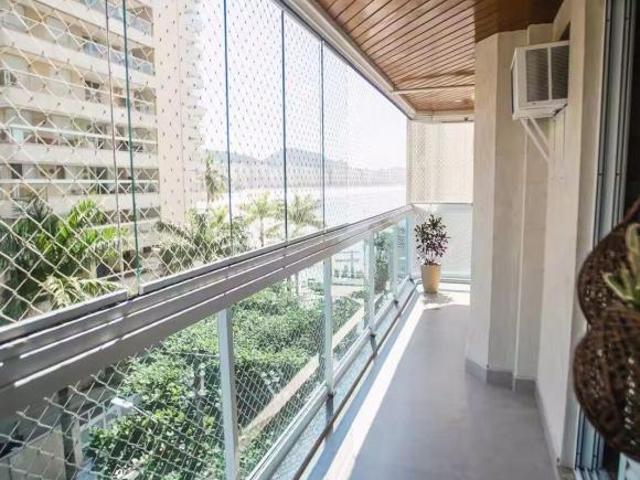 Apartamento à venda na quadra da praia das Astúrias em Guarujá