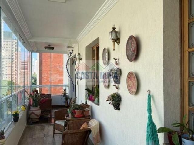 Apartamento à venda na rua Maranhão, varanda ampla, muita luminosidade