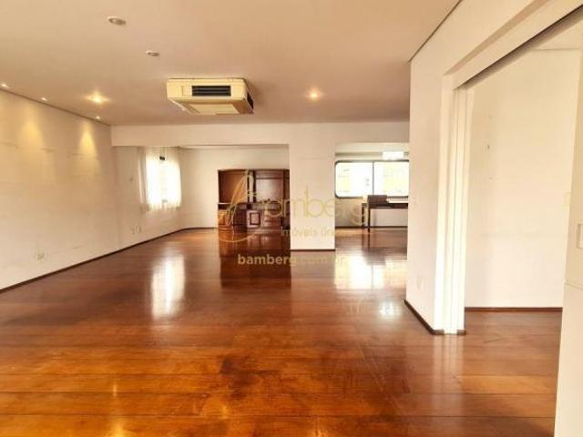 Apartamento no Campo Belo com 320 m² e andar alto