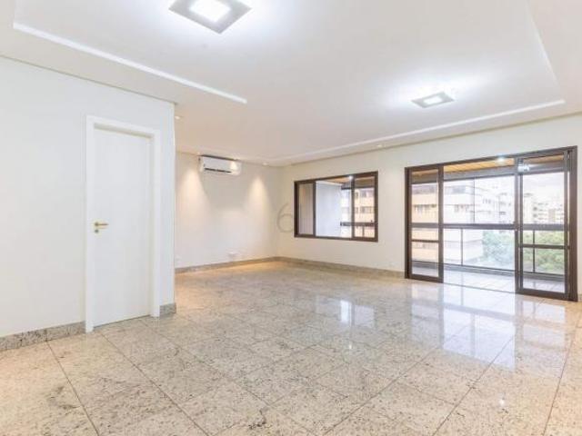 Apartamento à venda na SQN 110 Asa Norte com 244m², 4 quartos e 2 vagas