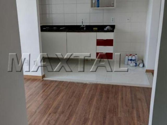 Apartamento à venda na Vila Galvão. Com 2 dormitórios, com sacada, de 47m²