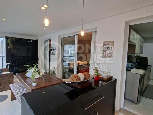 Apartamento à venda na Vila Gumercindo, 3 dormitórios, 1 suíte e 2 vagas, lazer