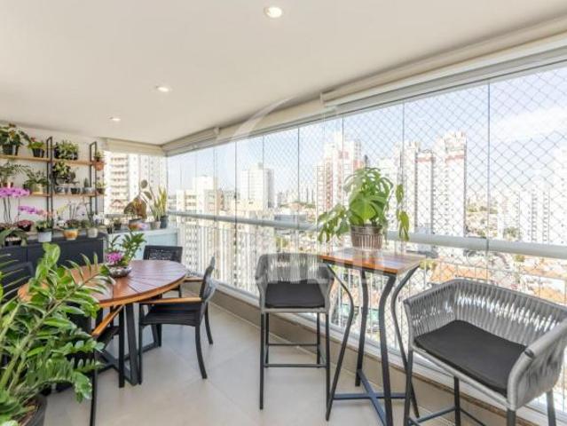 Apartamento á Venda na Vila Gumercindo com 104m², 3 quartos sendo 1 suíte, 2 vagas
