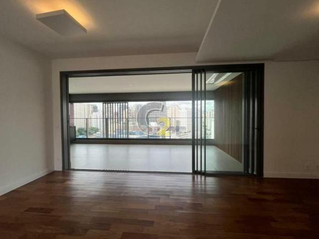 Apartamento à venda na Vila Olímpia com 3 suítes, 3 vagas e 160 m²