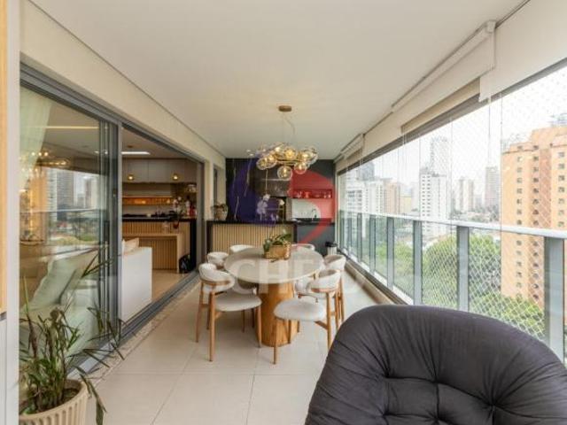 Apartamento á Venda na Vila Mariana com 146m², 3 quartos sendo 3 suítes, 2 vagas
