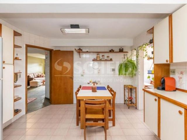 Apartamento á Venda na Vila Mariana com 168m², 4 quartos sendo 1 suíte, 1 vaga